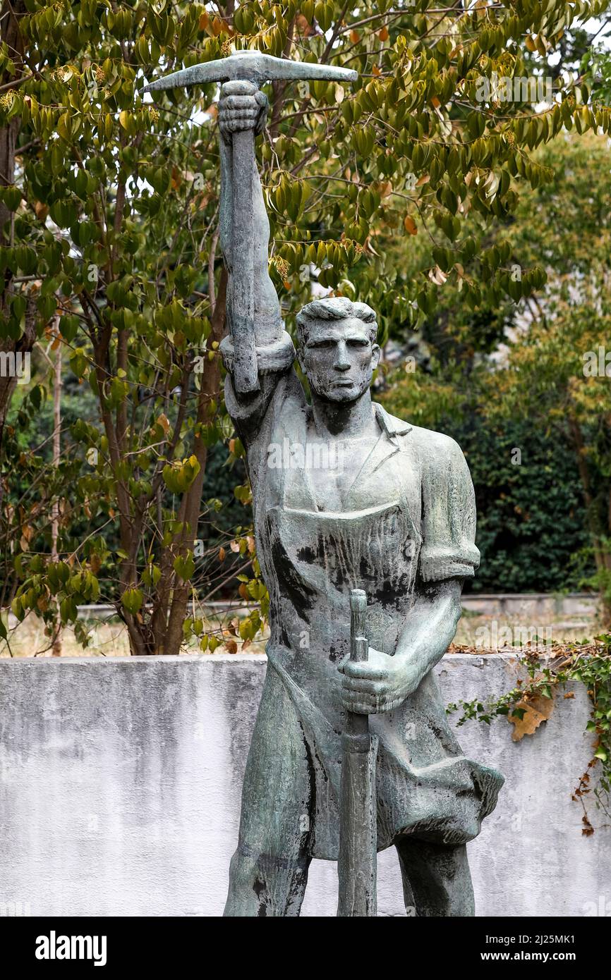 Communist statue hi-res stock photography and images - Alamy