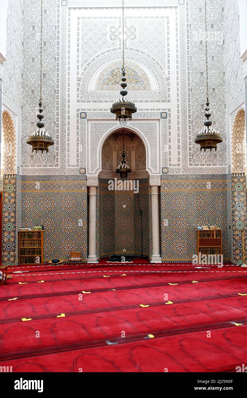 Prayer room and mihrab at the Geneva mosque Stock Photo - Alamy