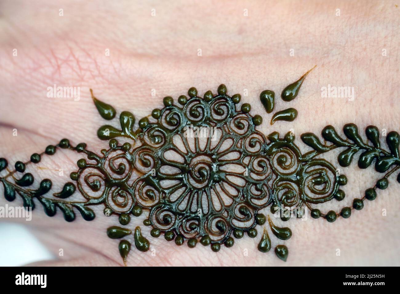Artist painting traditional arabic henna tattoo on woman hand Stock ...