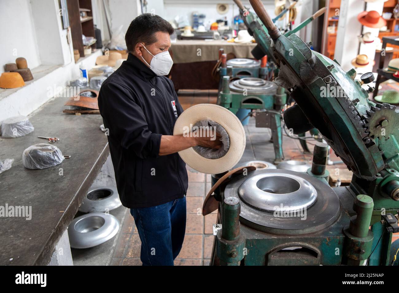Hat making in Cuenca, Ecuador Stock Photo - Alamy