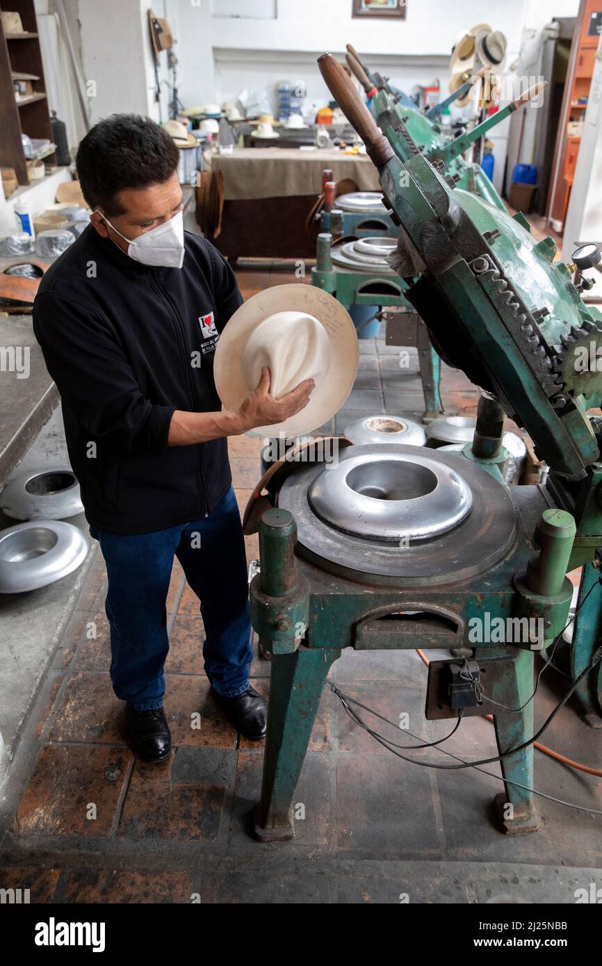 Hat making in Cuenca, Ecuador Stock Photo - Alamy