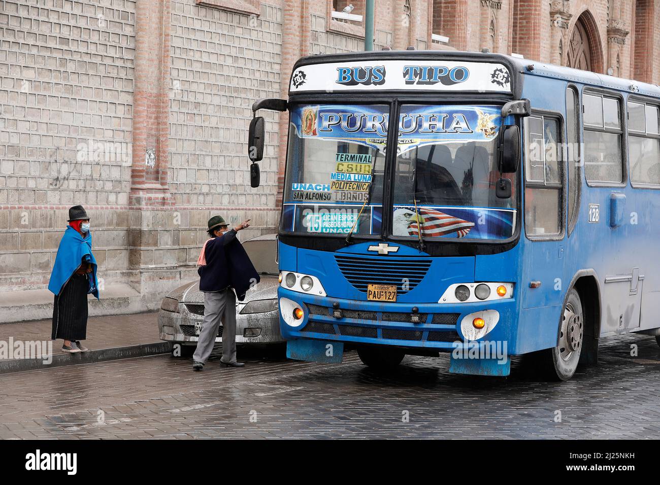 Indigenous couple boarding a bus in Riobamba, Ecuador Stock Photo - Alamy