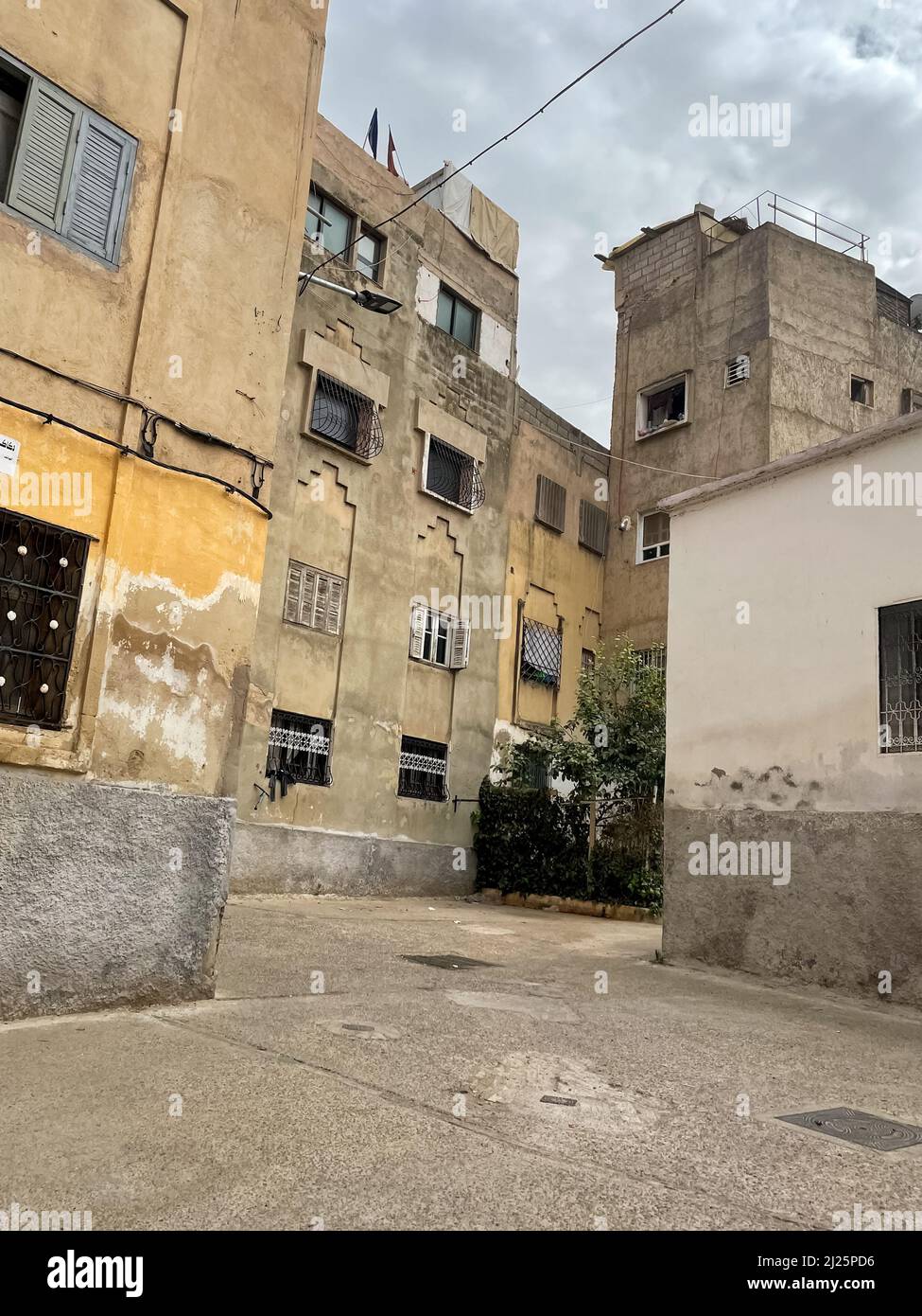 Poor residential neighbourhood in Fes Stock Photo - Alamy