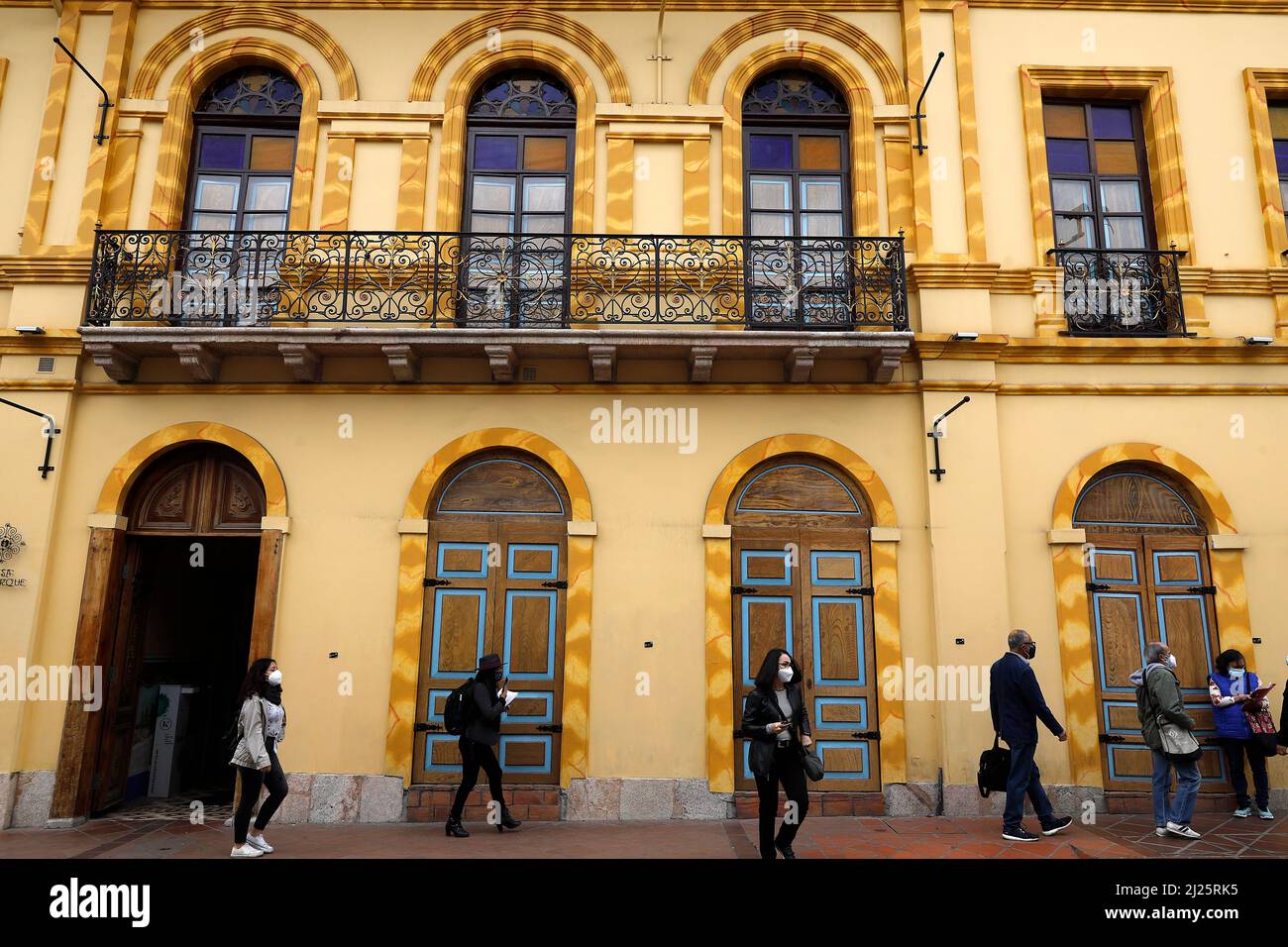 Building and street in Cuenca, Ecuador Stock Photo - Alamy