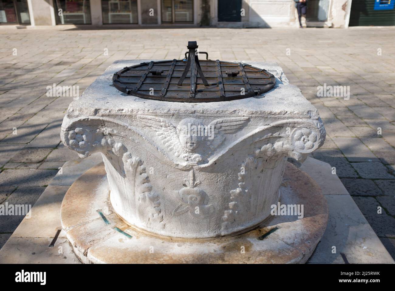 Old wellhead hi-res stock photography and images - Alamy