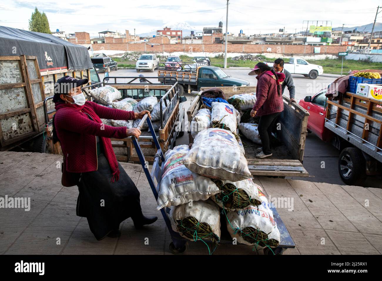 Market on the outskirts of Riobamba, Ecuador Stock Photo - Alamy