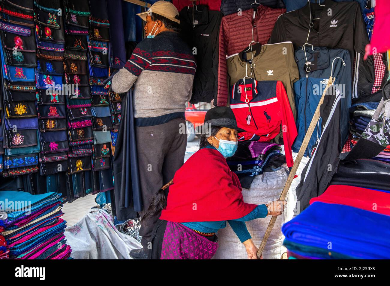 Indigenous shopkeepers in the center of Riobamba, Ecuador Stock Photo ...