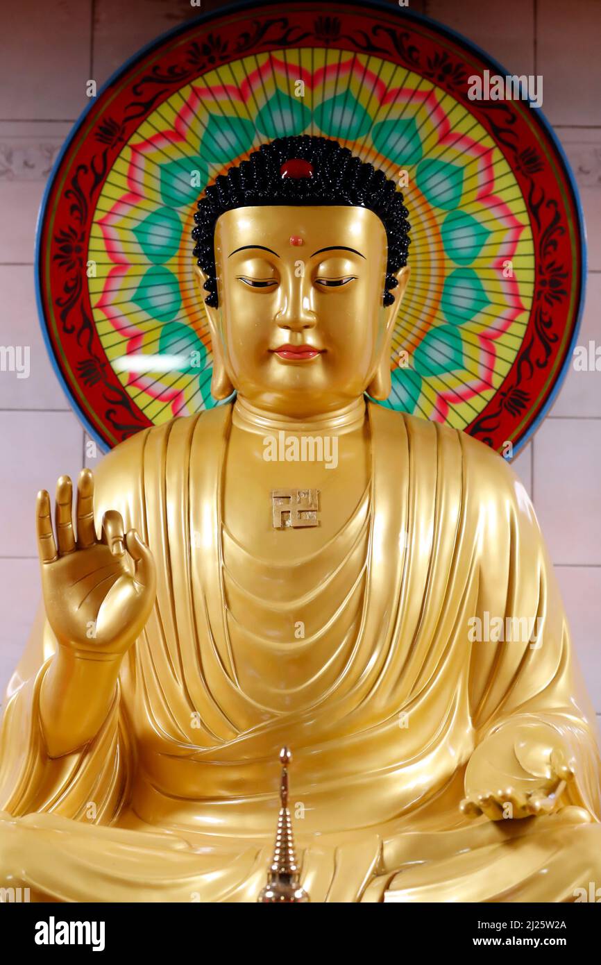 Teochew chinese taoist temple. Golden Buddha statue Stock Photo - Alamy
