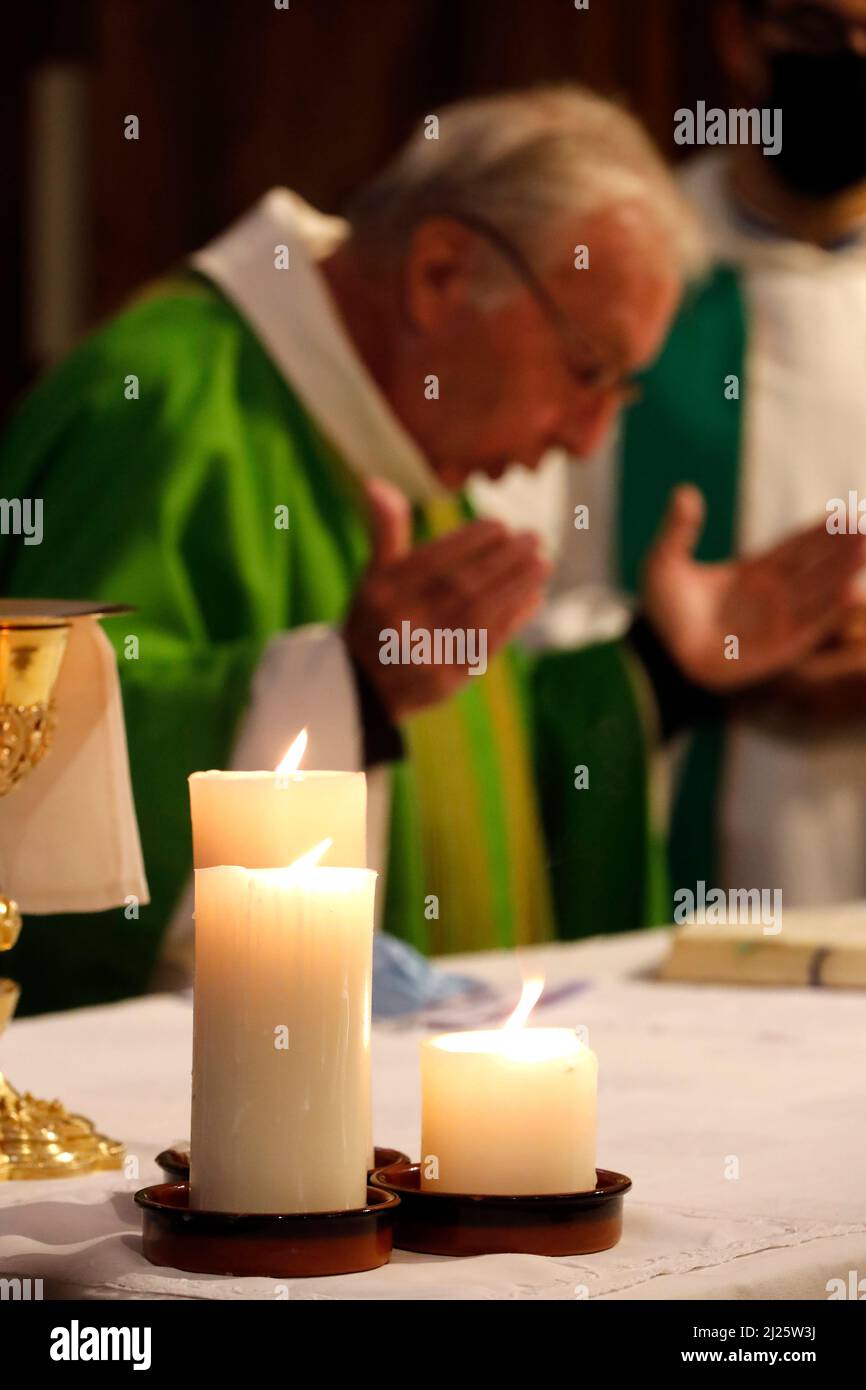 Catholic church. Catholic mass Stock Photo - Alamy