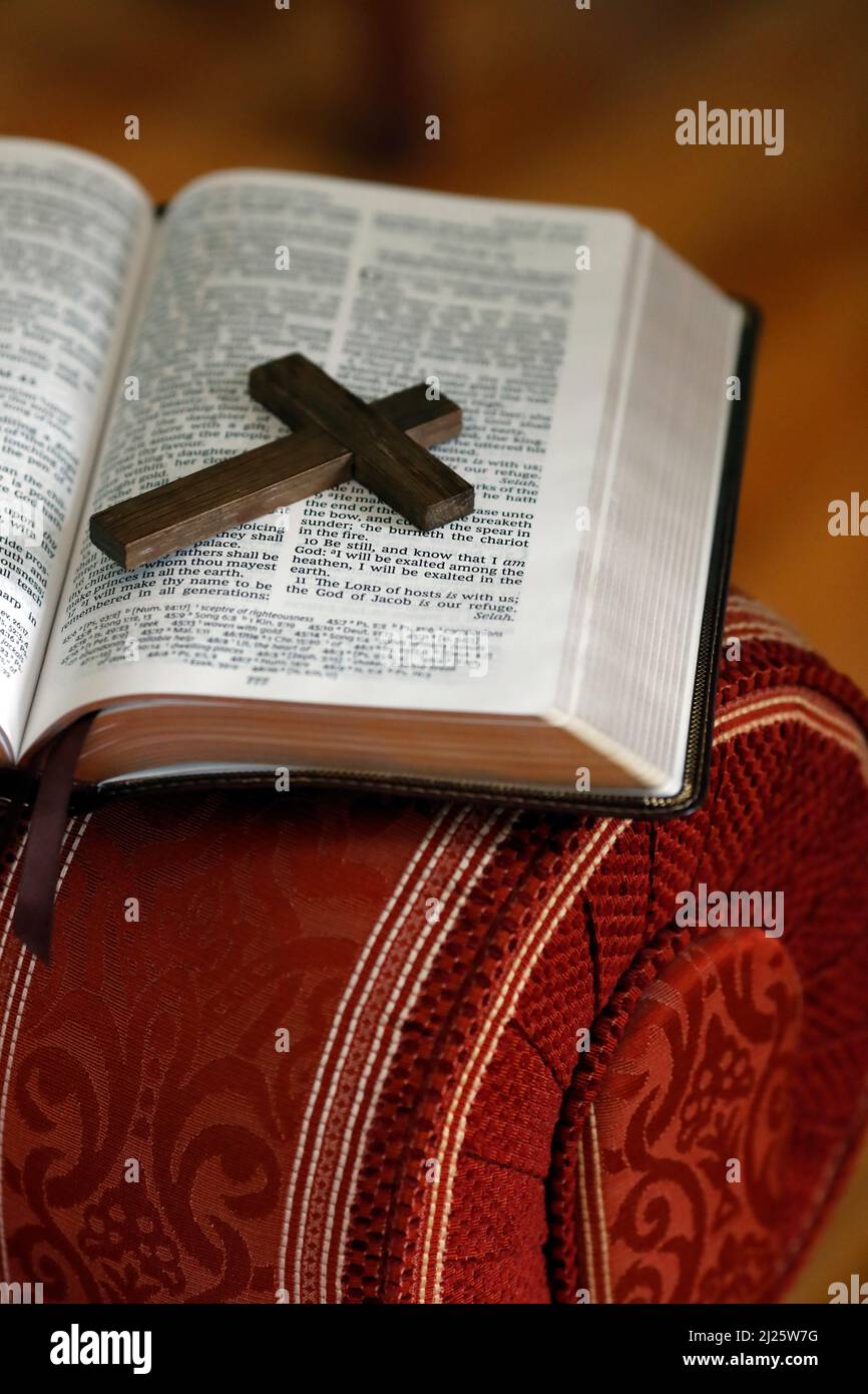 Open bible wooden cross hi-res stock photography and images - Alamy