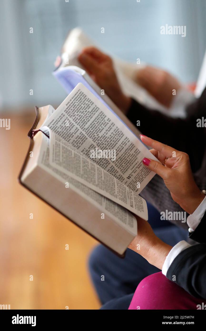 Group of christians reading the bible. Bible study Stock Photo - Alamy