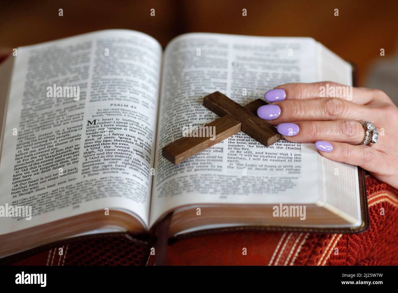 Woman reading and praying the bible Stock Photo - Alamy