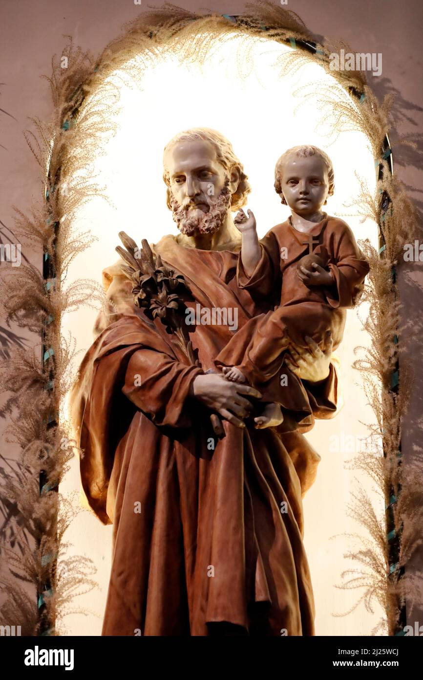 Saint Joseph and Infant Jesus statue Stock Photo - Alamy