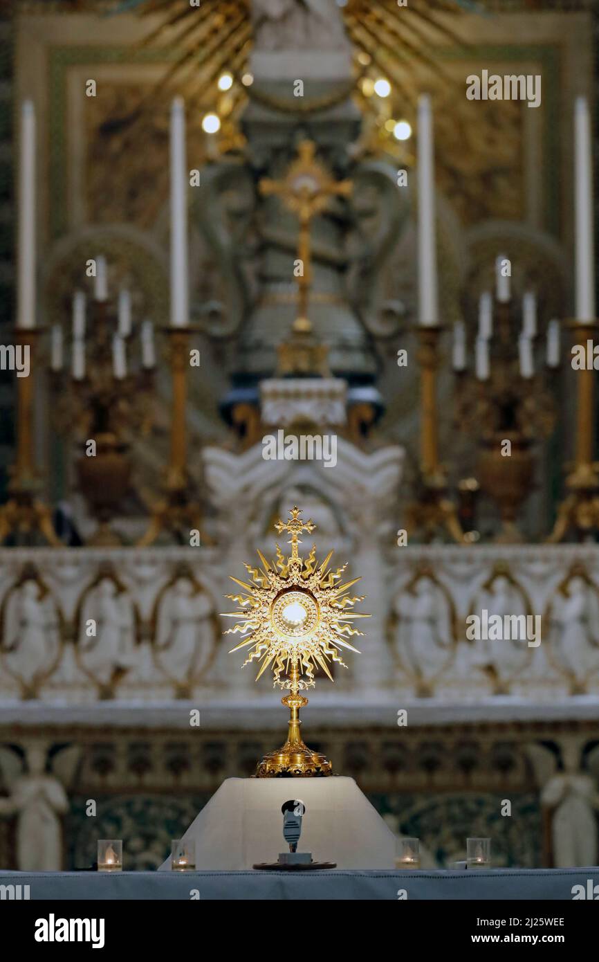 Eucharistic adoration monstrance hi-res stock photography and images ...