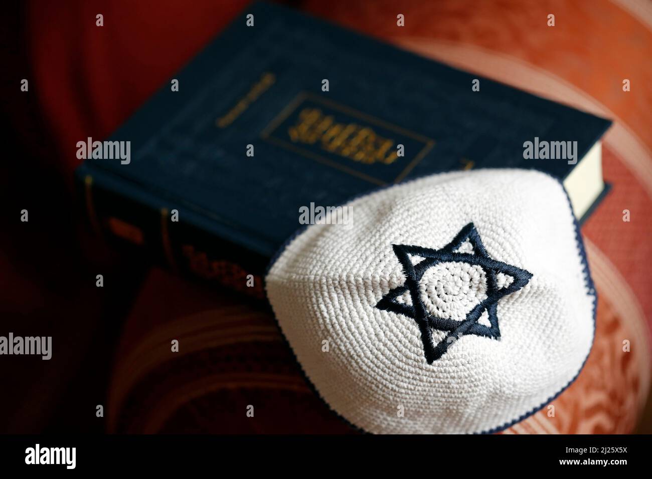 Torah and kippah. Jewish symbols Stock Photo - Alamy