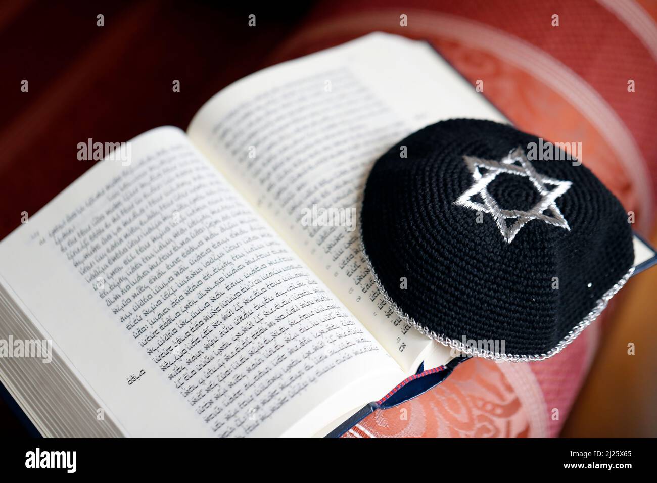 Torah and kippah. Jewish symbols Stock Photo - Alamy