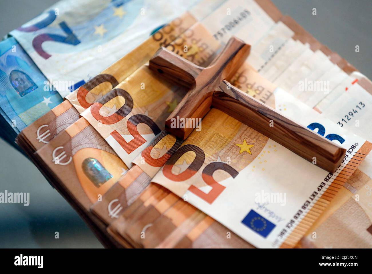 Christian cross money hi-res stock photography and images - Alamy