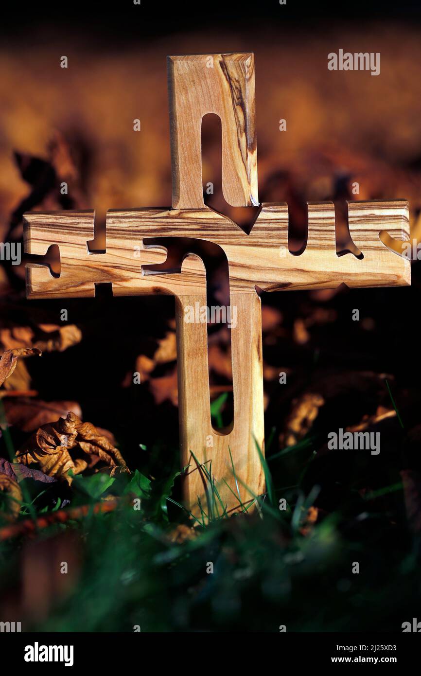 Christian cross on dry fallen autumn leaves. Faith and spirituality ...