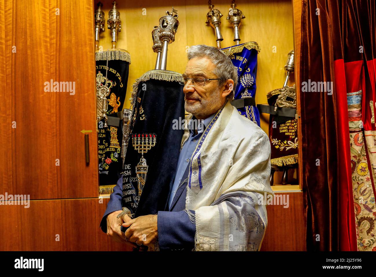Rabbi opening a synagogue sacred ark, Paris, France Stock Photo - Alamy