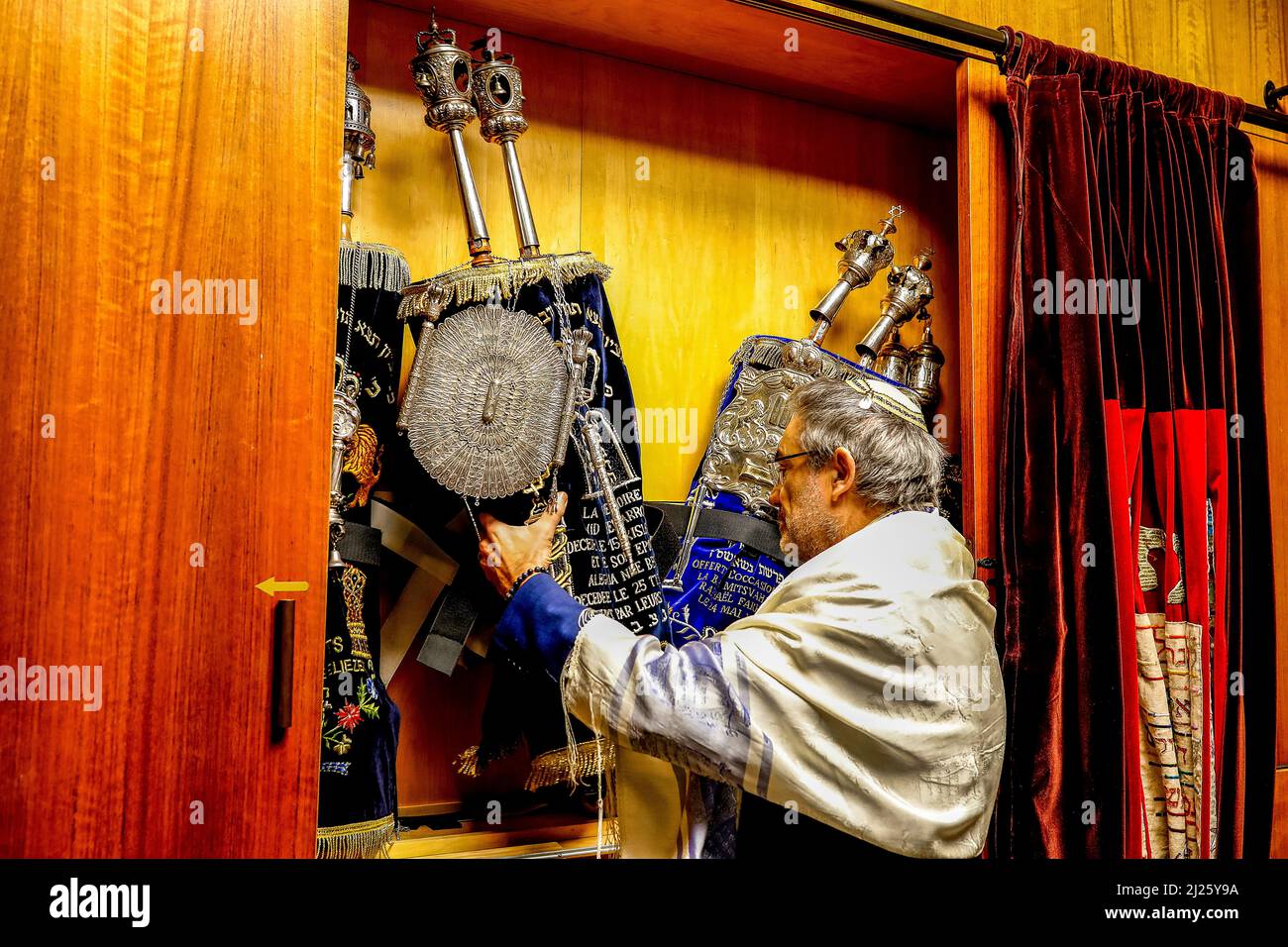 Rabbi opening a synagogue sacred ark, Paris, France Stock Photo - Alamy