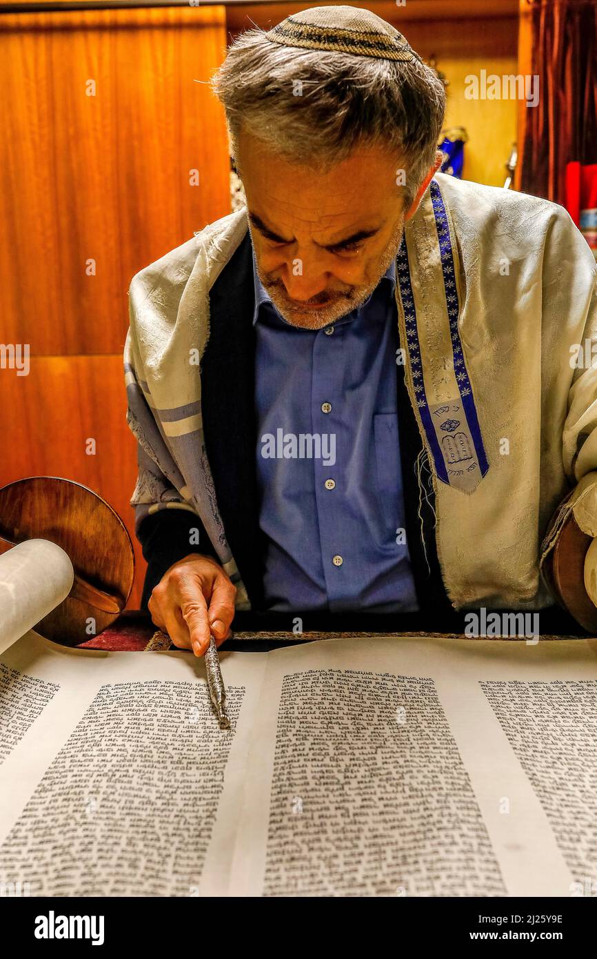 Rabbi reading sefer torah hi-res stock photography and images - Alamy