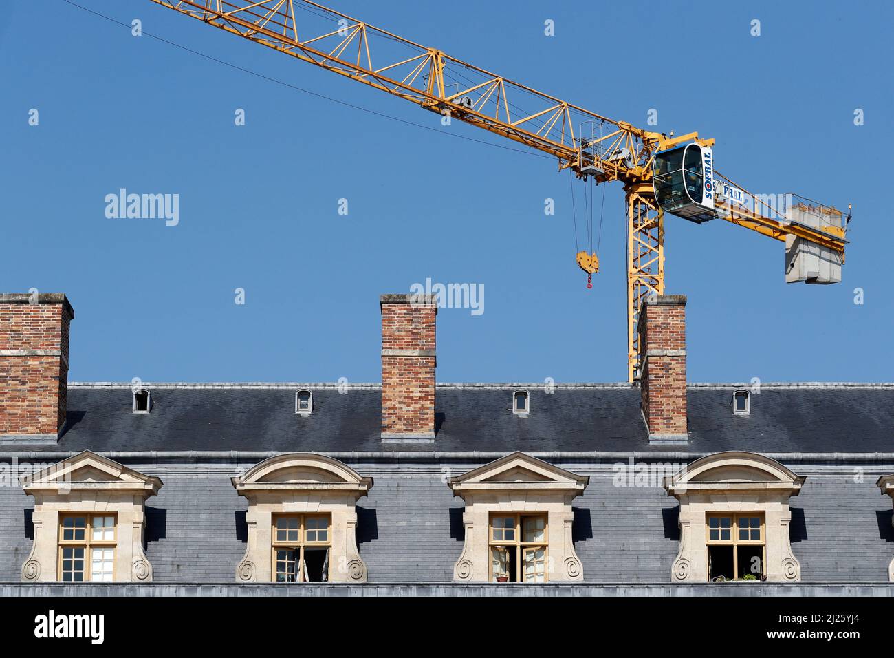 Crane over building Stock Photo - Alamy