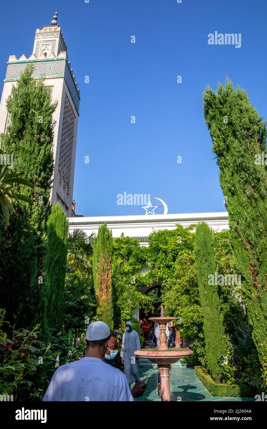 Eid holiday in the garden of the Paris Great Mosque, France Stock Photo ...