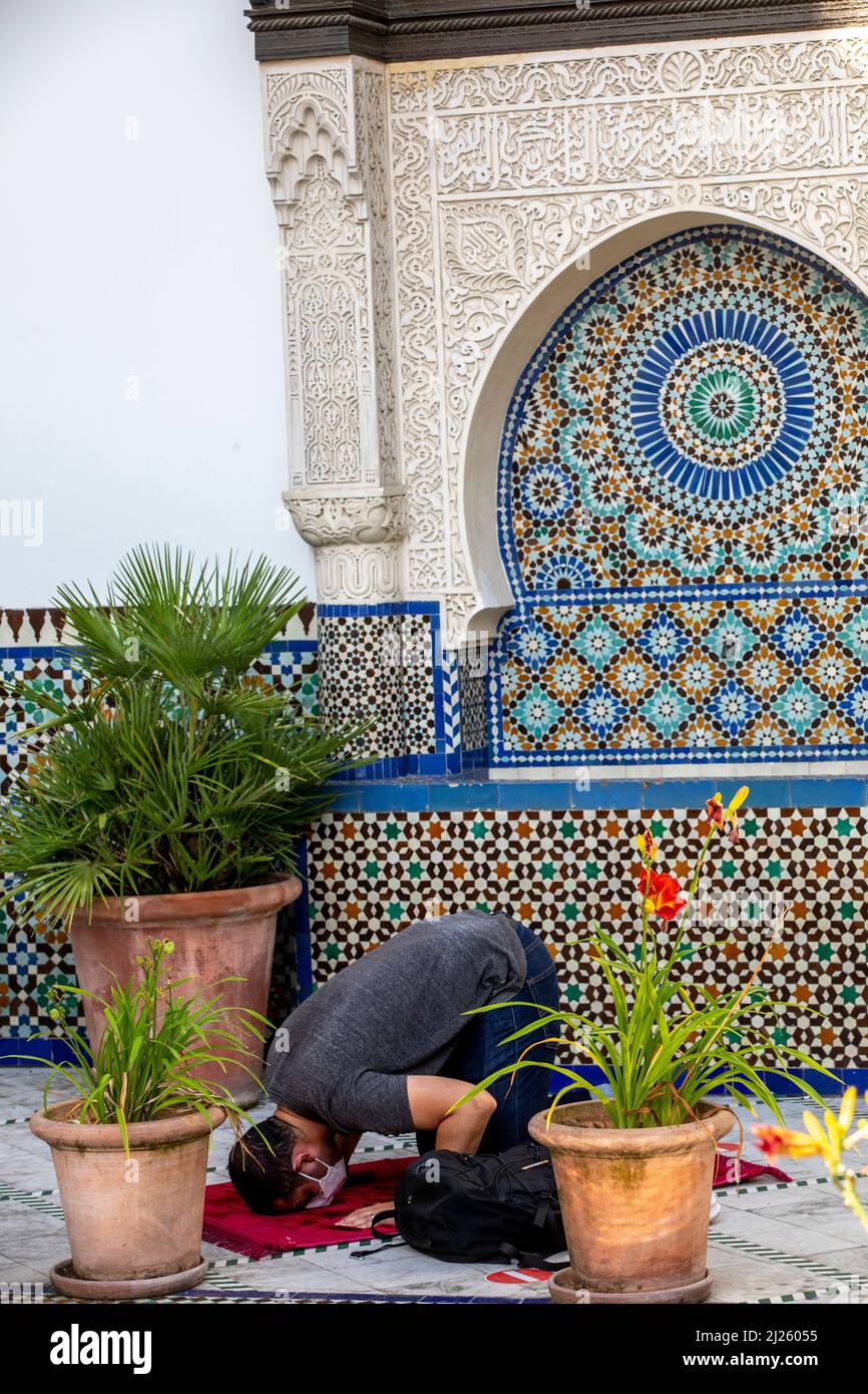 Eid prayer in the garden of the Paris Great Mosque, France Stock Photo ...