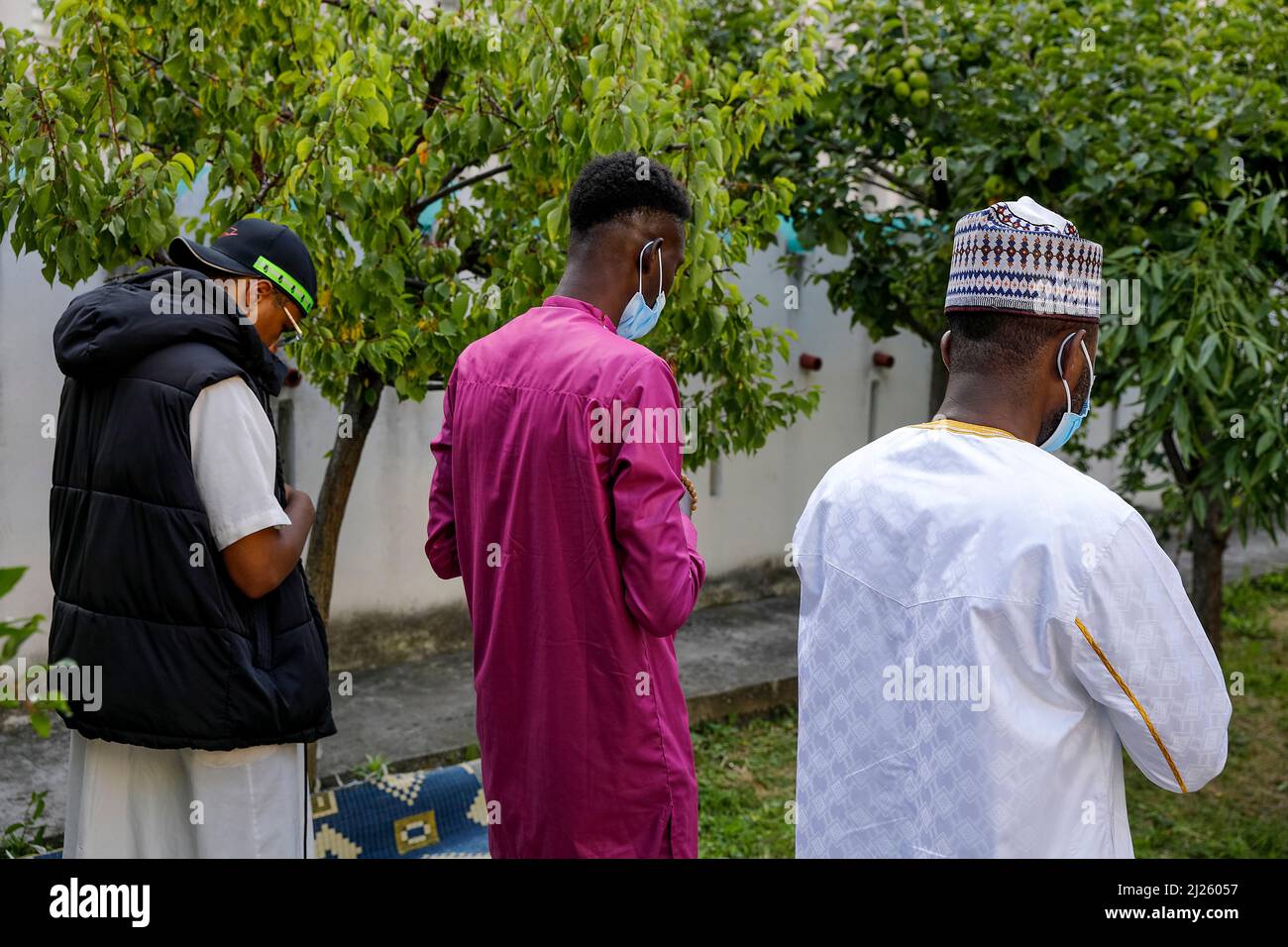 Eid prayer in the garden of the Paris Great Mosque, France Stock Photo ...