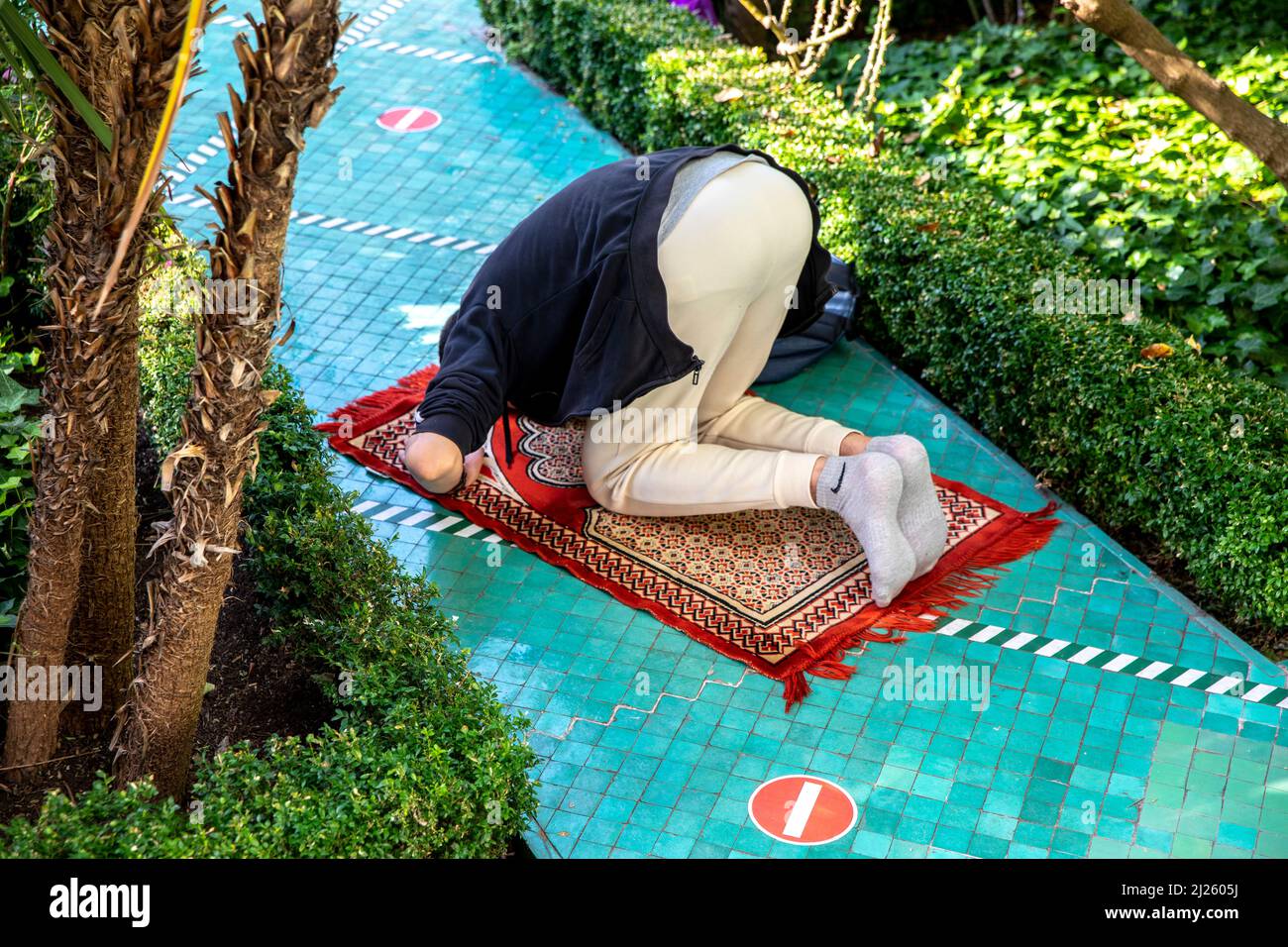 Eid prayer in the garden of the Paris Great Mosque, France Stock Photo ...