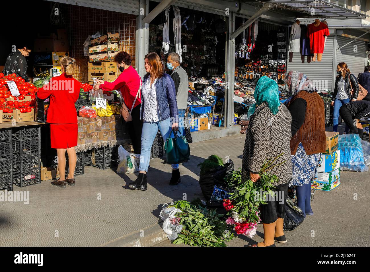 Woman selling goods outside hi-res stock photography and images - Alamy