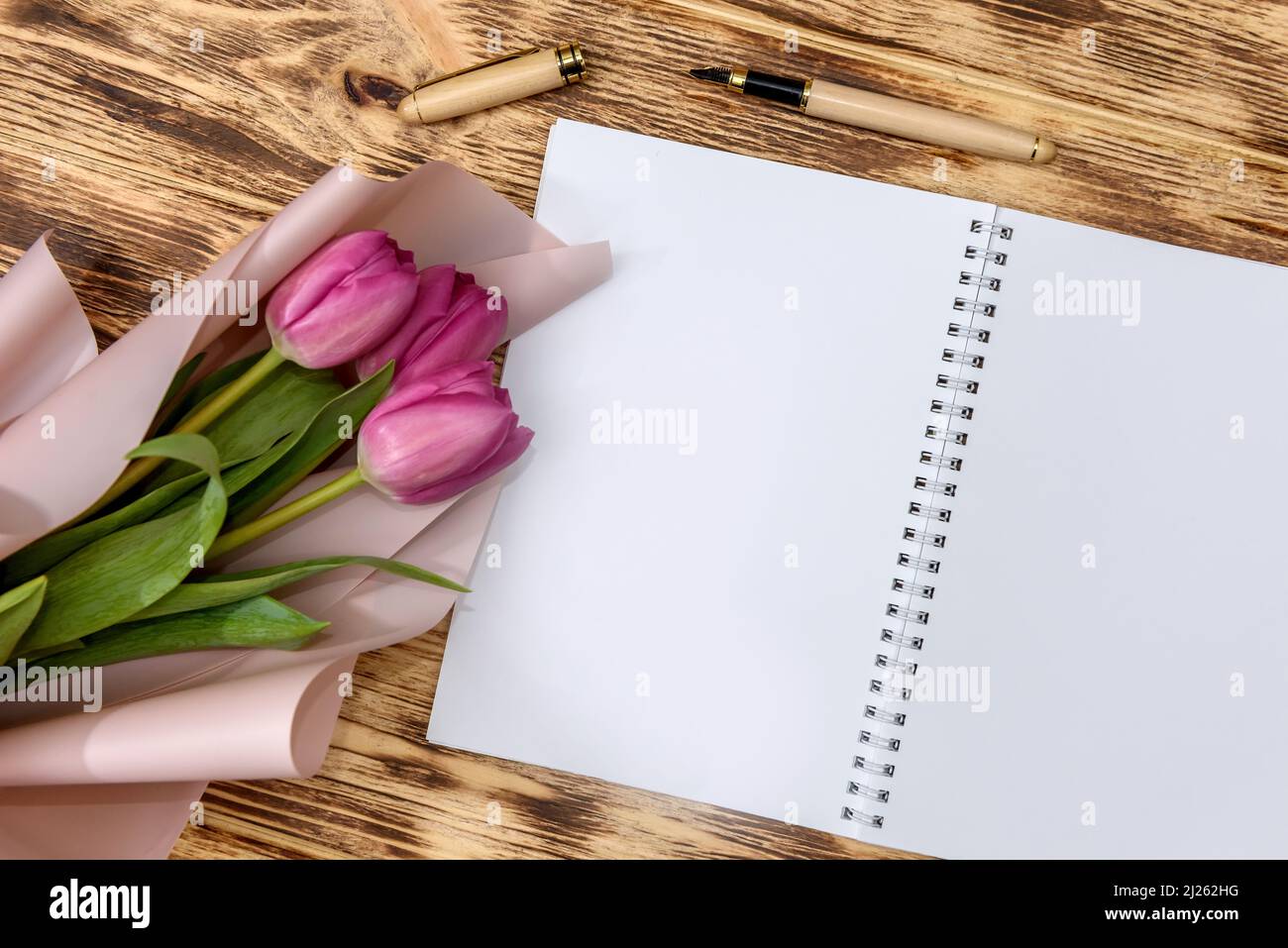 Blank notepad on spring hi-res stock photography and images - Alamy