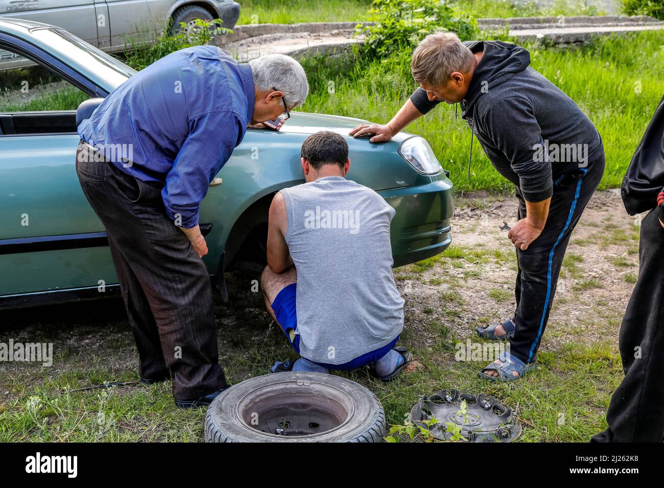 Changing a tyre hi-res stock photography and images - Alamy
