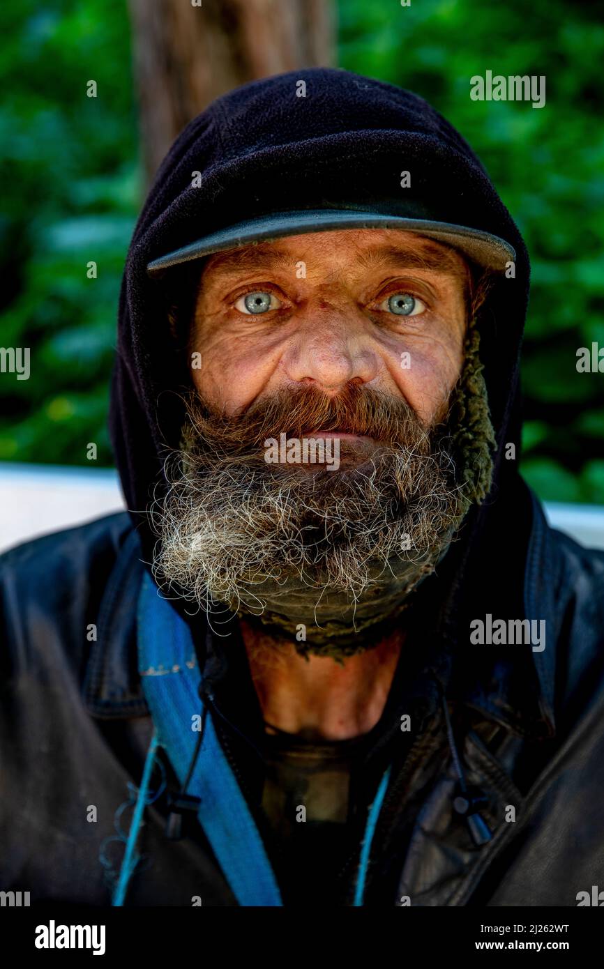 Homeless man looking camera hi-res stock photography and images - Alamy