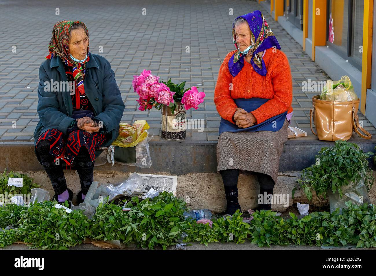 Women selling flowers hi-res stock photography and images - Alamy