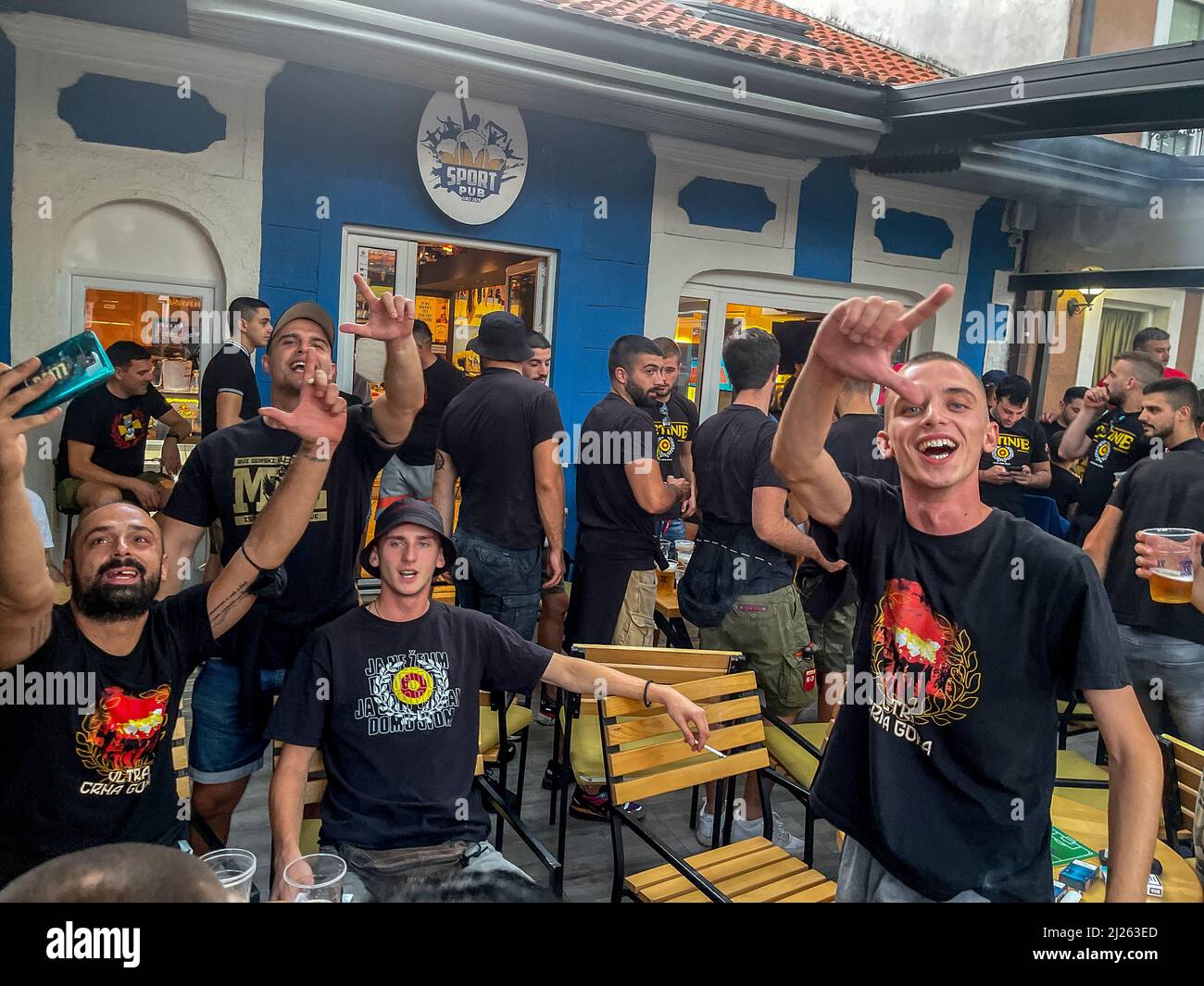 Homme de bar hi-res stock photography and images - Alamy