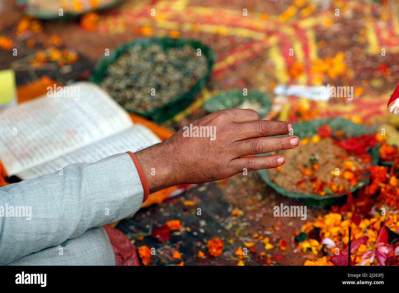 Ceremony or puja at hindu pilgrimage site Pashupatinath Stock Photo - Alamy