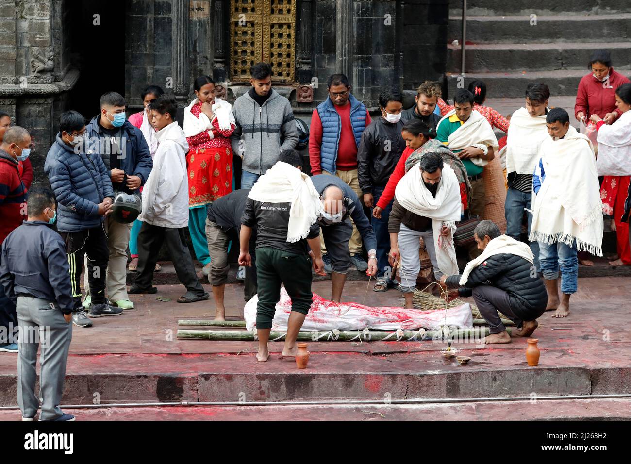 Hindu cremation process in progress at a temple in Pashupatinath Stock ...