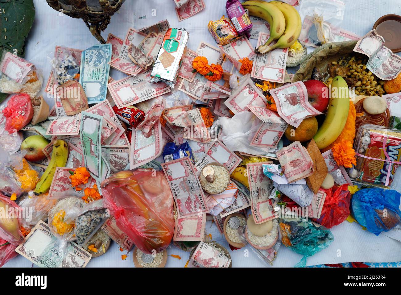 Hindu ceremony. Offerings in temple Stock Photo - Alamy