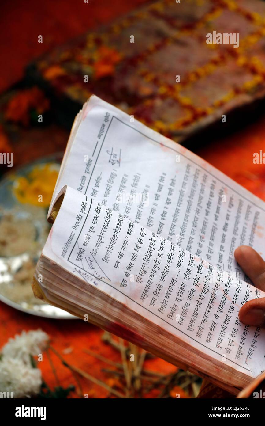 Hindu ceremony. Offerings in temple Stock Photo - Alamy