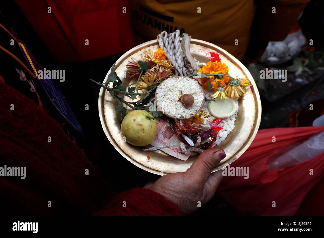 Hindu ceremony. Offerings in temple Stock Photo - Alamy