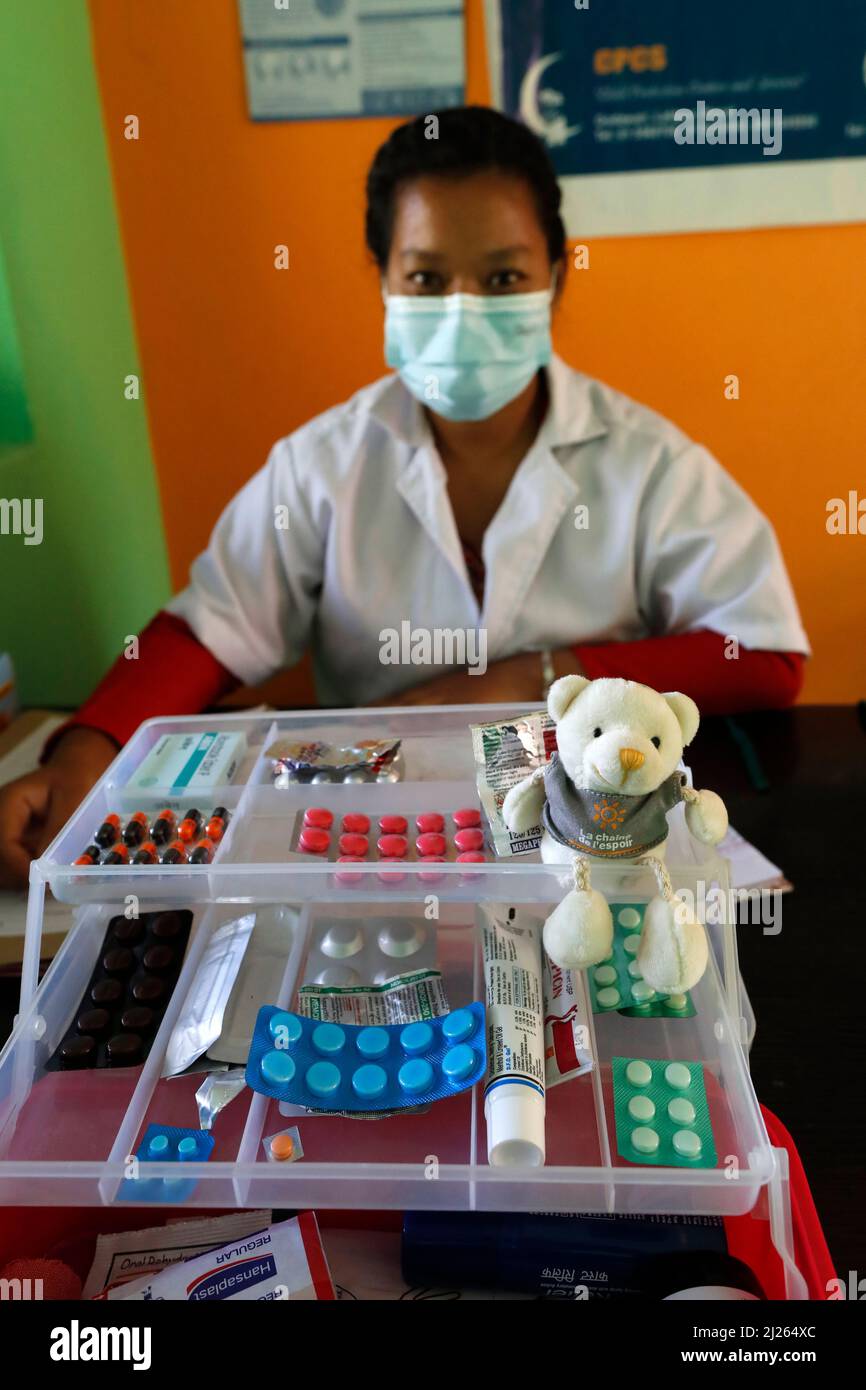 Infirmary in a primary school. Nurse with medicines for children Stock ...