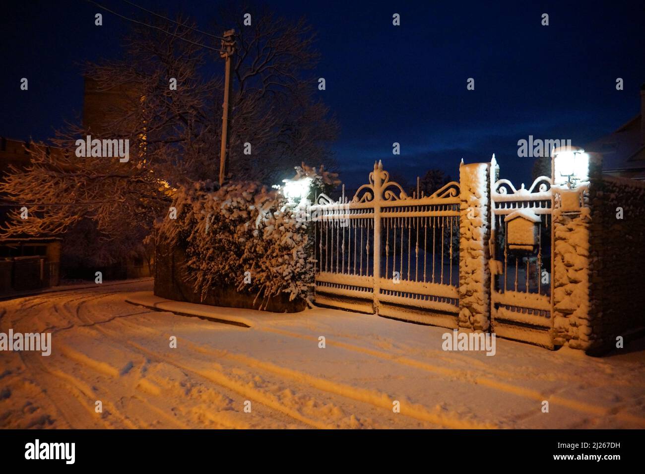 Snowy street scene at night hi-res stock photography and images - Alamy