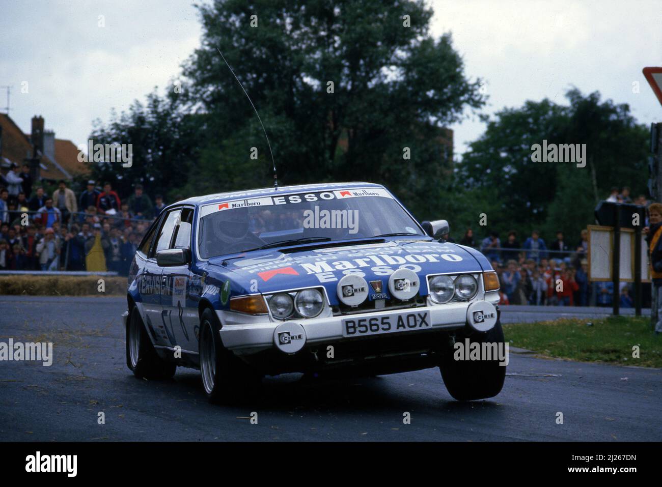 Marc Duez (BEL) Rob Arthur (GBR) Rover Vitesse 3500 GrA TWR Stock Photo ...