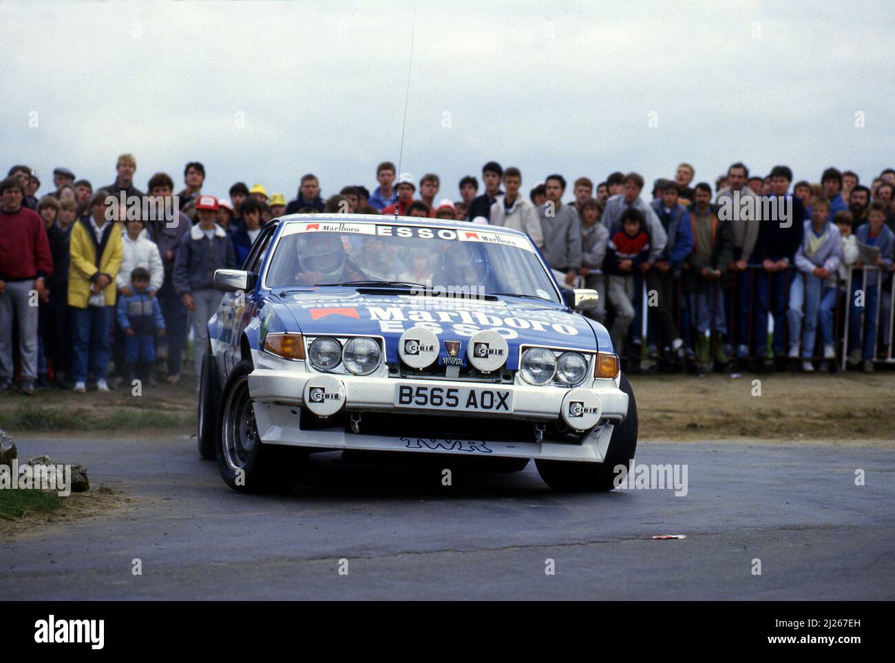 Marc Duez (BEL) Rob Arthur (GBR) Rover Vitesse 3500 GrA TWR Stock Photo ...