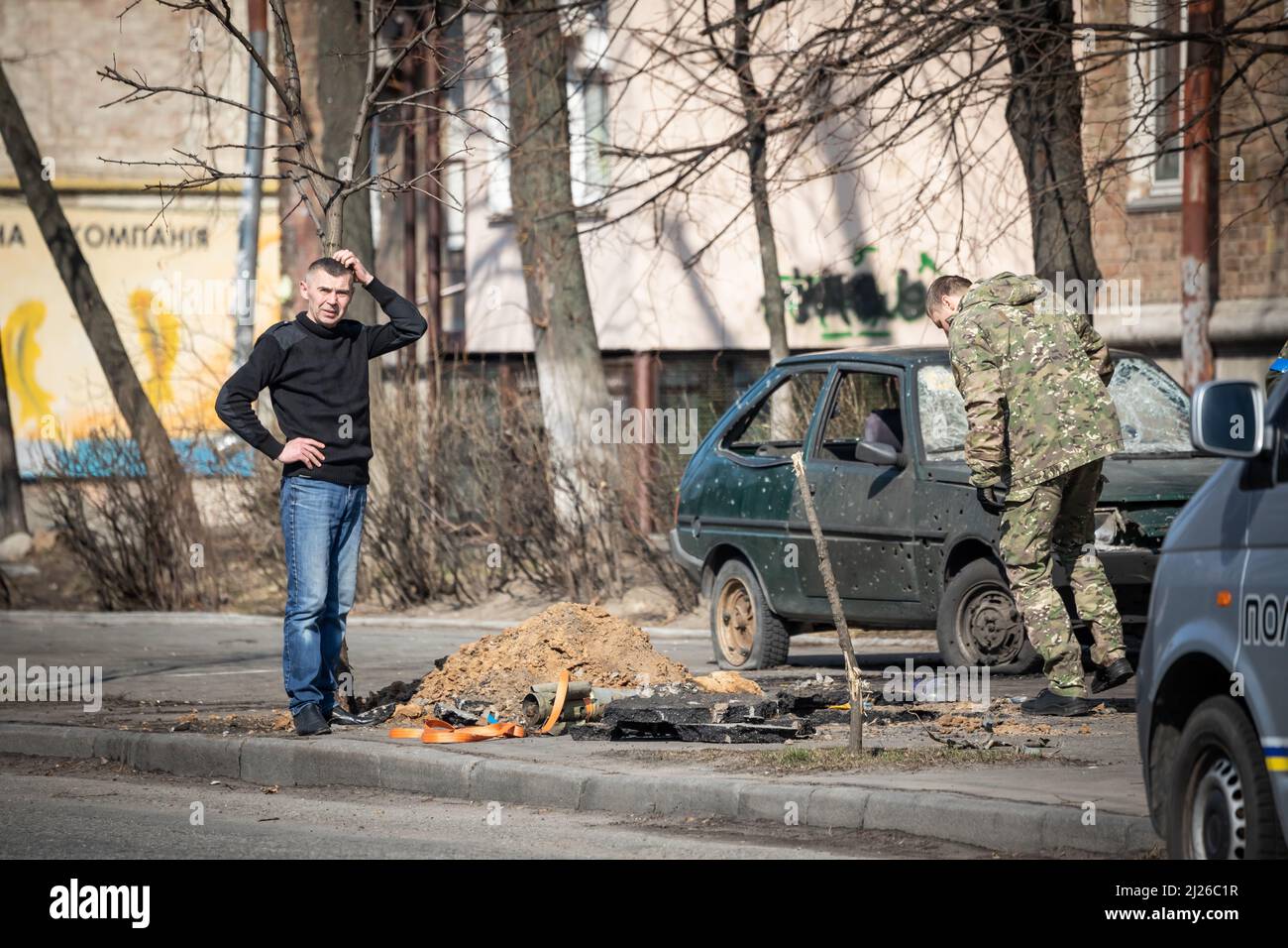 The army, with the participation of police and pyrotechnics, rescues an ...