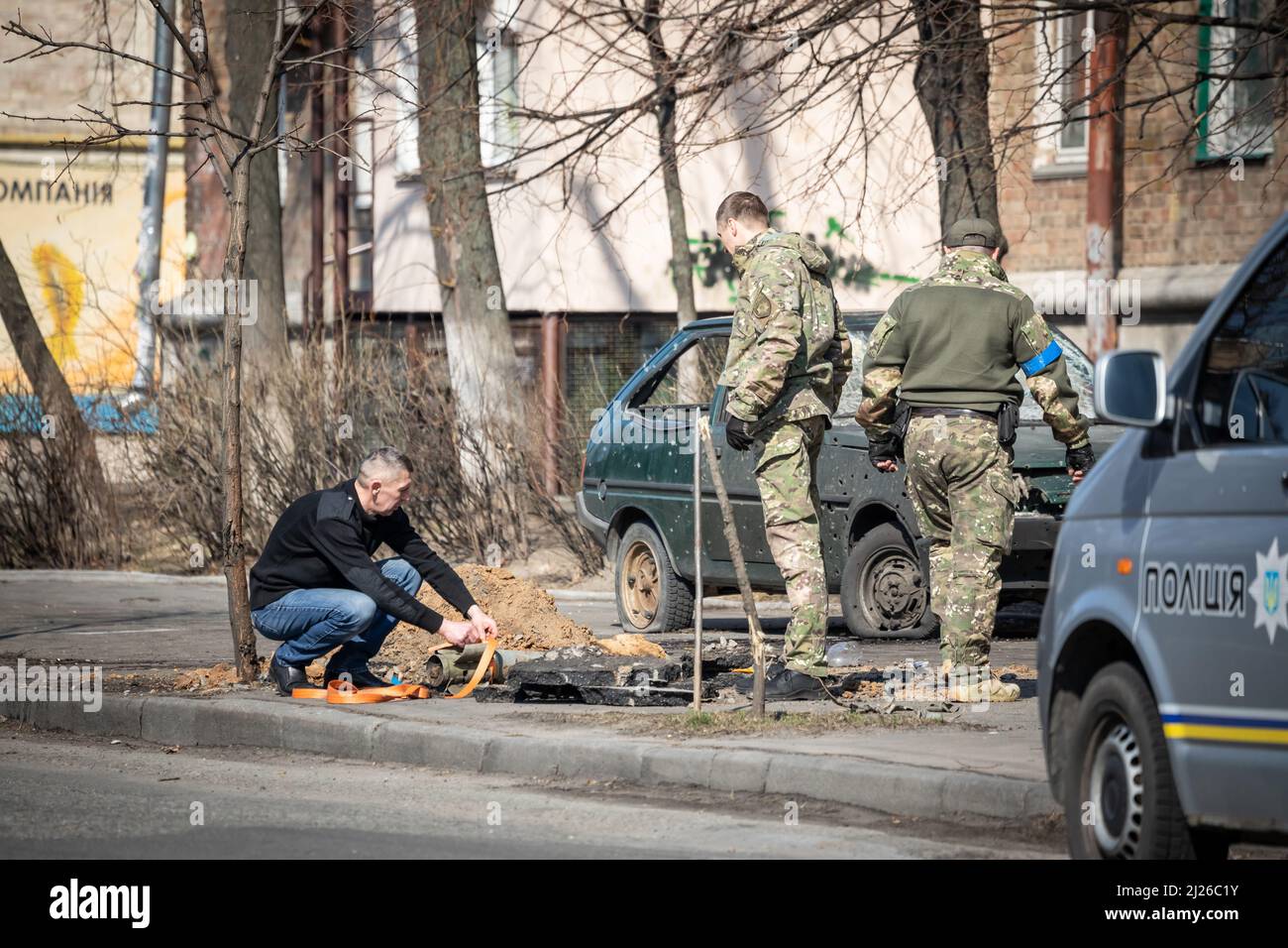 The army, with the participation of police and pyrotechnics, rescues an ...