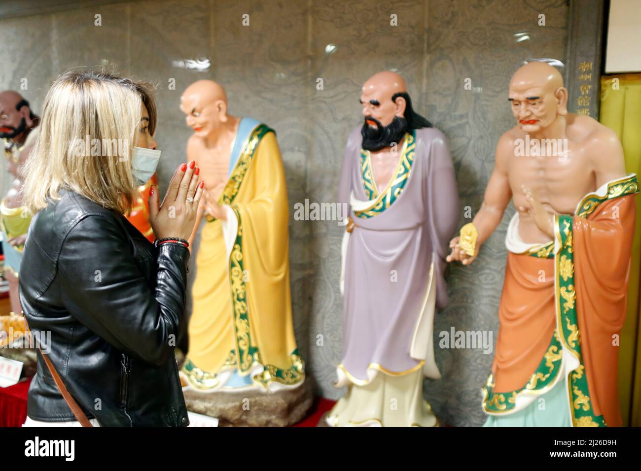 Teochew chinese taoist temple. Asian woman praying Stock Photo - Alamy