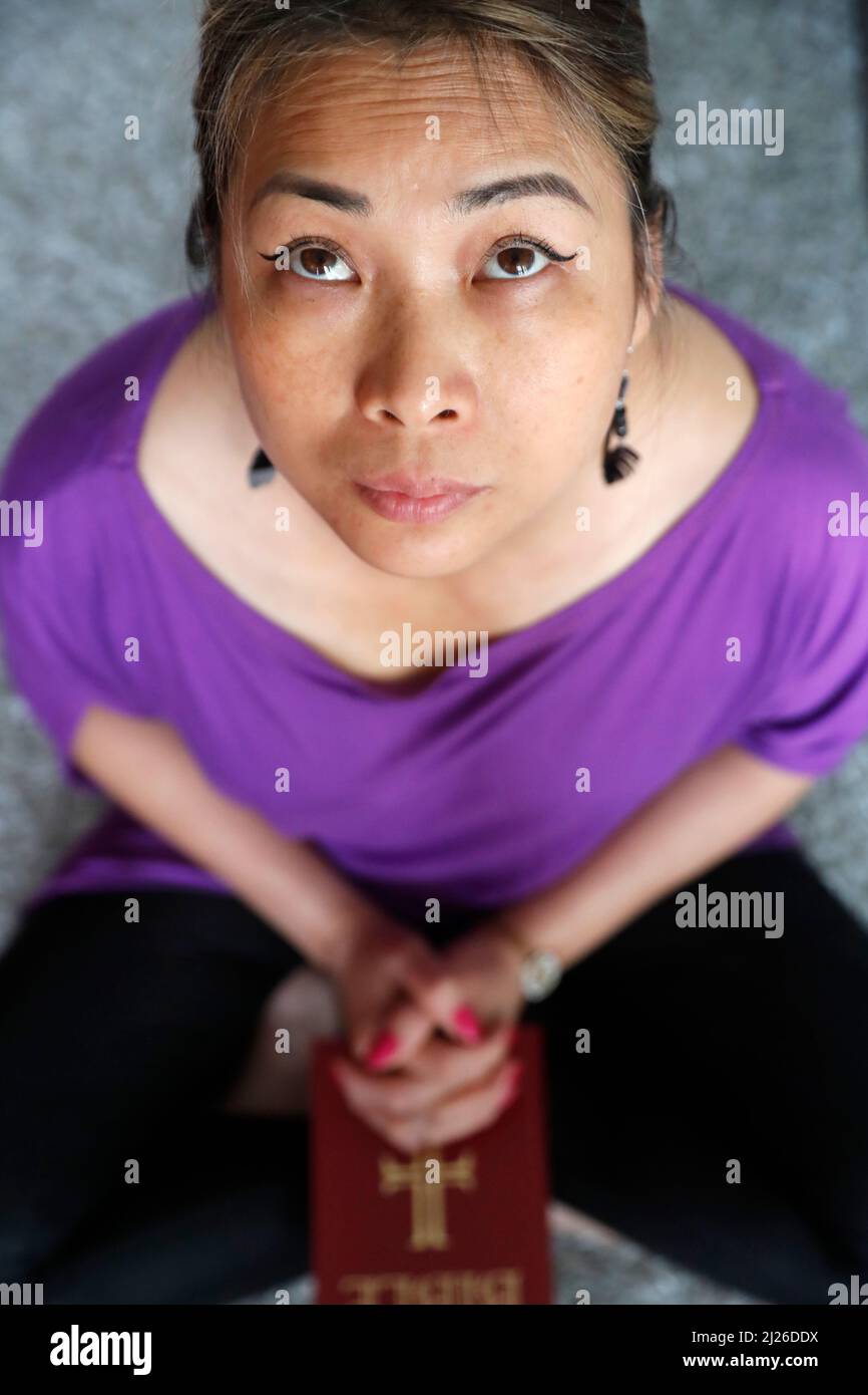 Woman praying the bible. Faith and religion Stock Photo - Alamy
