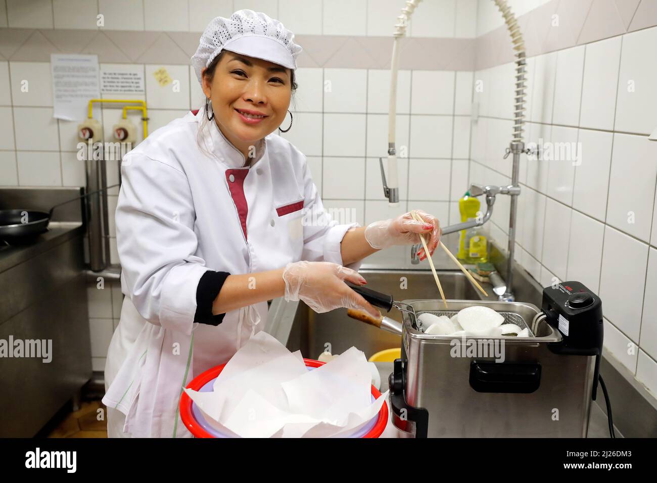 Asian cuisine. Vietnamese chief at work Stock Photo - Alamy